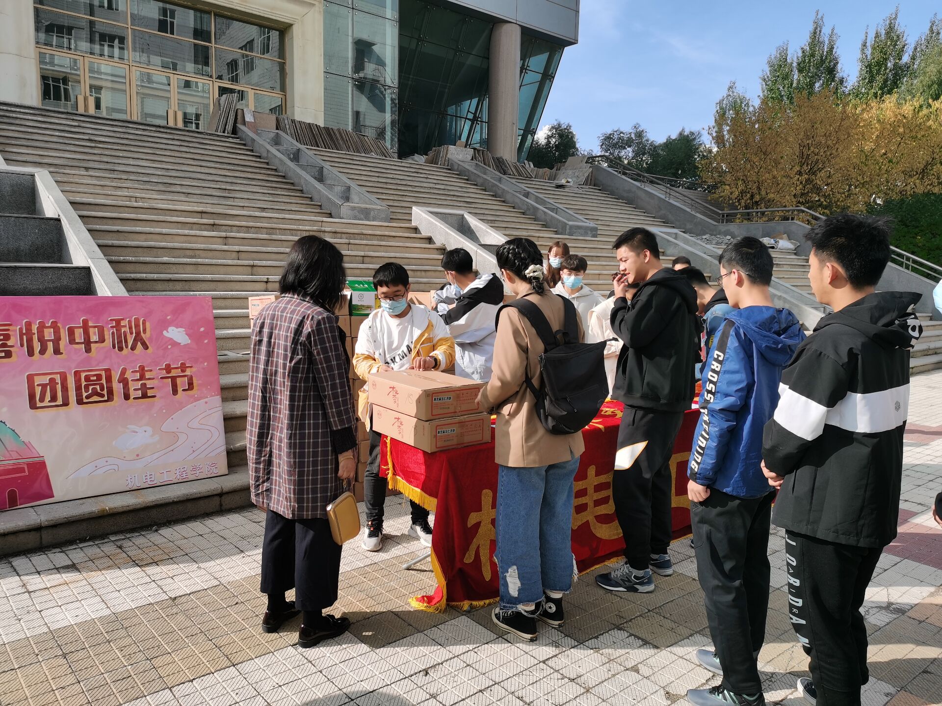 浓情中秋 爱满校园 学校为全校学生发放中秋月饼-齐齐哈尔大学